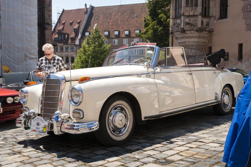 Alter Mercedes Benz-Cabriolet - Seitenansicht Redaktionelles ...