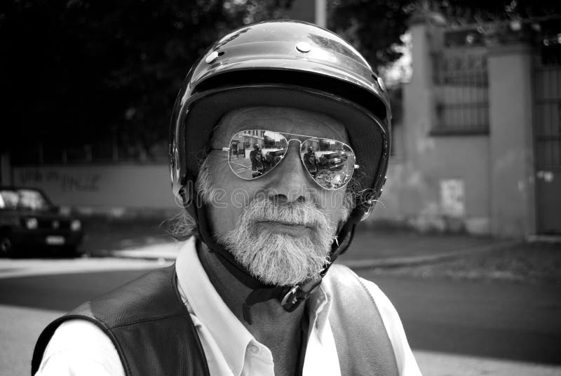 ALTER MOTORRADFAHRER stockbild. Bild von stahl, mann, motorradfahrer ...