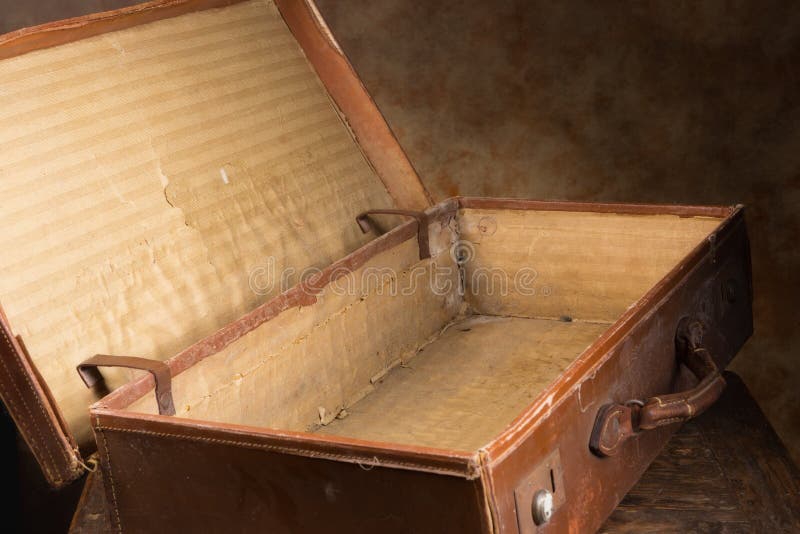 Alter offener Koffer stockbild. Bild von innere, reise - 39887841