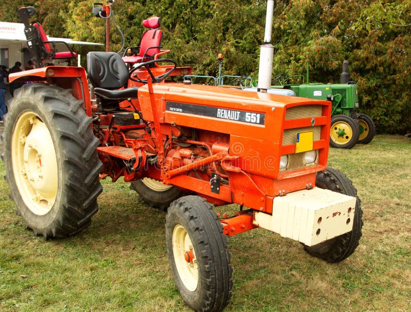 Alter Renault-Traktor redaktionelles stockfotografie. Bild von ...