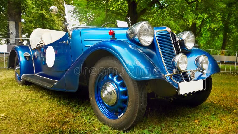 Alter Rennwagen redaktionelles stockfoto. Bild von eleganz - 83657403