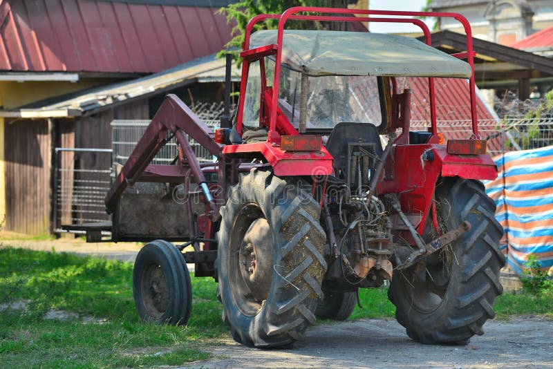 Alter roter Traktor stockfoto. Bild von field, bewirtschaften - 9228760