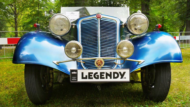 Alter Sport und Rennwagen redaktionelles stockfoto. Bild von laufen ...