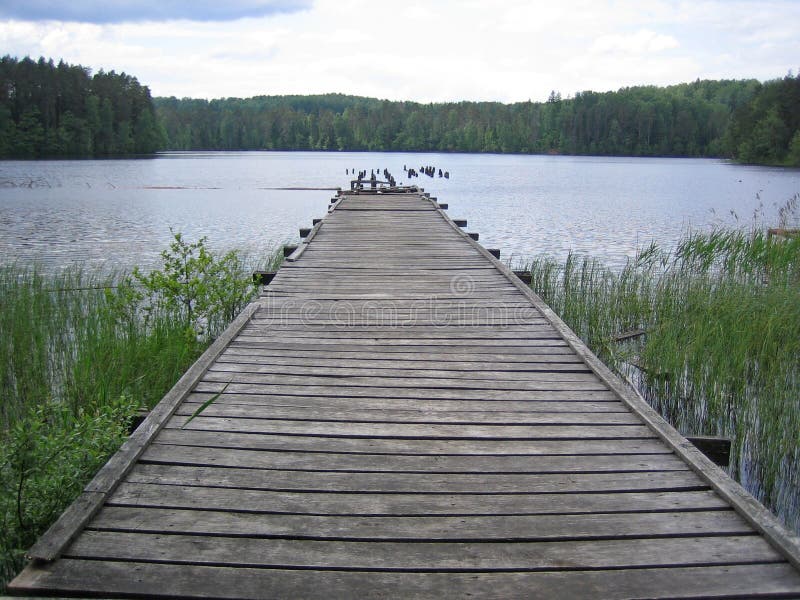 Alte Fußbrücke stockfoto. Bild von unbegrenztheit, brücke - 421182
