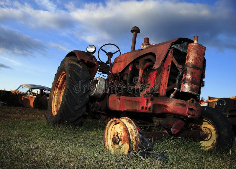 Alter Traktor stockfoto. Bild von trödel, auto, feld - 11001314