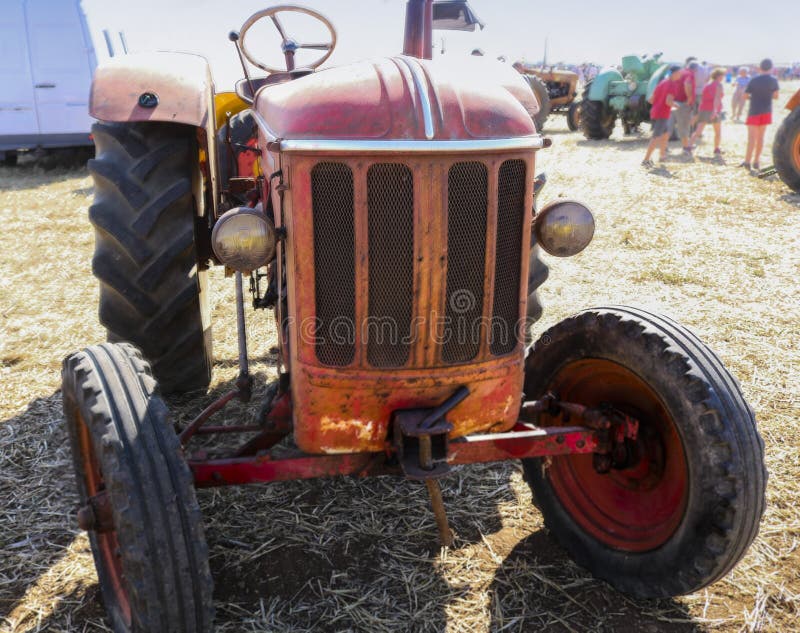 Alter Traktor stockbild. Bild von ausrüstung, bewirtschaften - 136290305