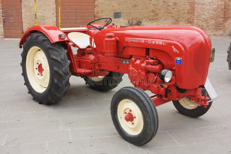 Alter Traktor redaktionelles stockfoto. Bild von bauernhof - 16681188
