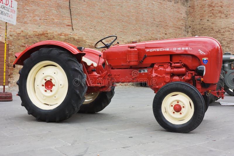 Alter Traktor redaktionelles stockfoto. Bild von bauernhof - 16681188