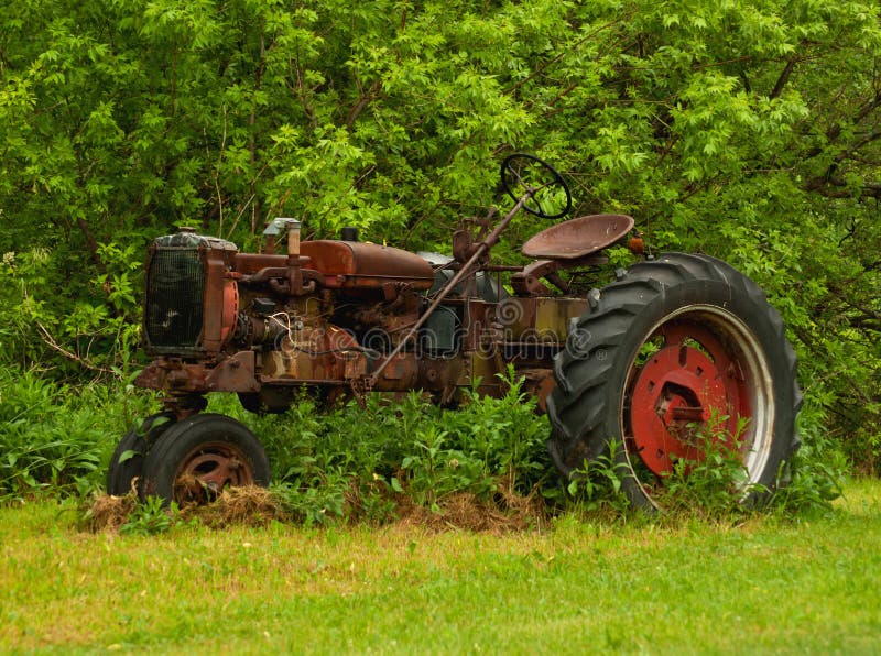 Alter Traktor stockbild. Bild von grün, land, landwirtschaftlich - 19872799