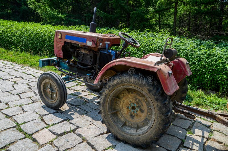 Alter Traktor stockfoto. Bild von gras, historisch, feld - 43569804