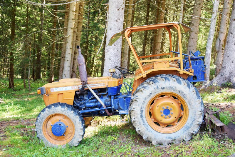 Alter Traktor redaktionelles bild. Bild von berge, arbeiter - 76736195