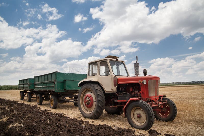 Alter Traktor Auf Dem Gebiet Stockfoto - Bild von himmel, land: 46133434