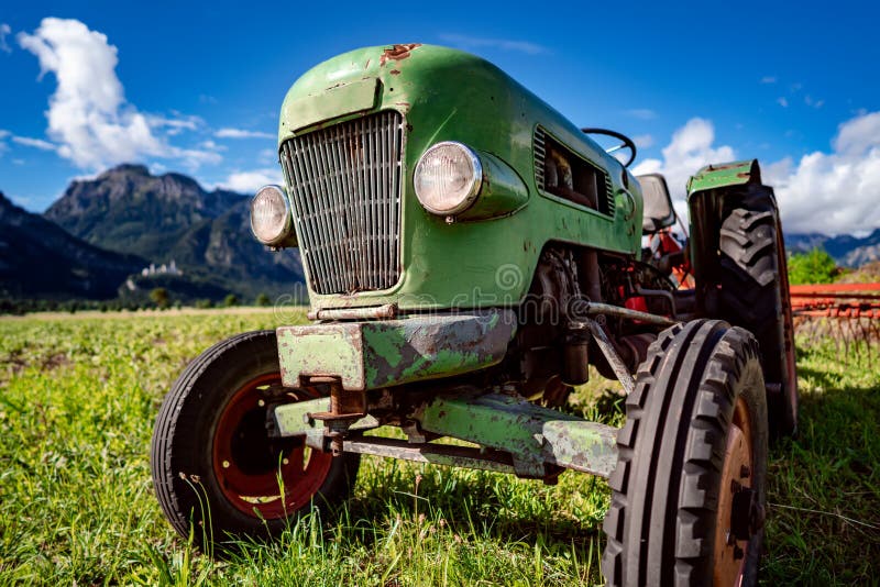 Alter Traktor in Den Alpenwiesen Stockfoto - Bild von maschine ...