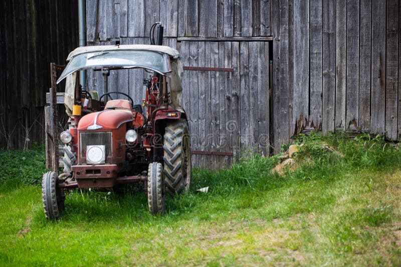 Alter Traktor, Der Vor Scheune Steht Stockbild - Bild von stall ...
