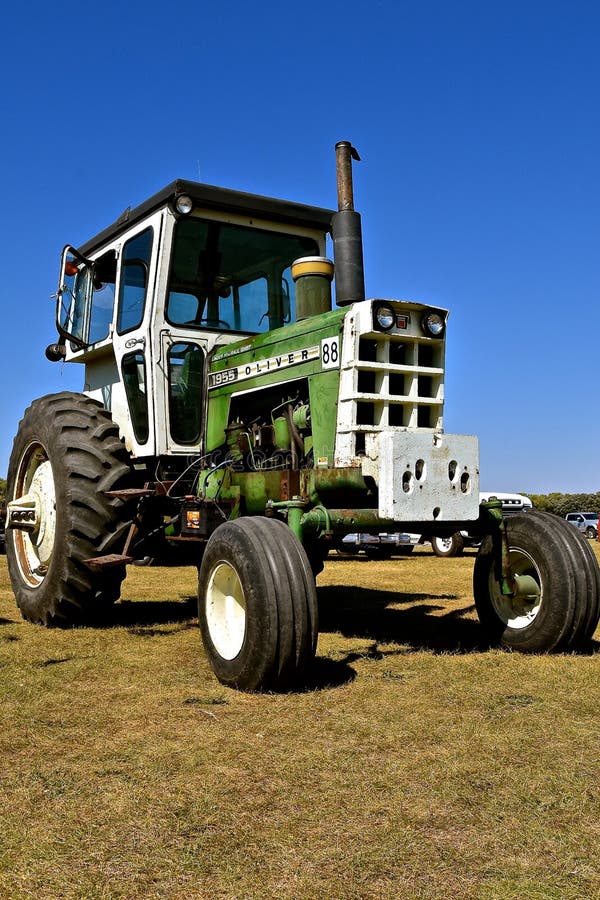 Alter Traktor Oliver 88 Mit Einem Fahrerhaus Redaktionelles Stockfoto ...