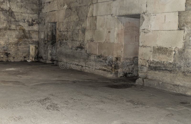 Alter Verlassener Keller Im Schloss Stockfoto - Bild von ...