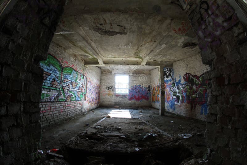 Alter Verlassener Und Kaputter Raum, Lagerhalle Stockbild - Bild von ...