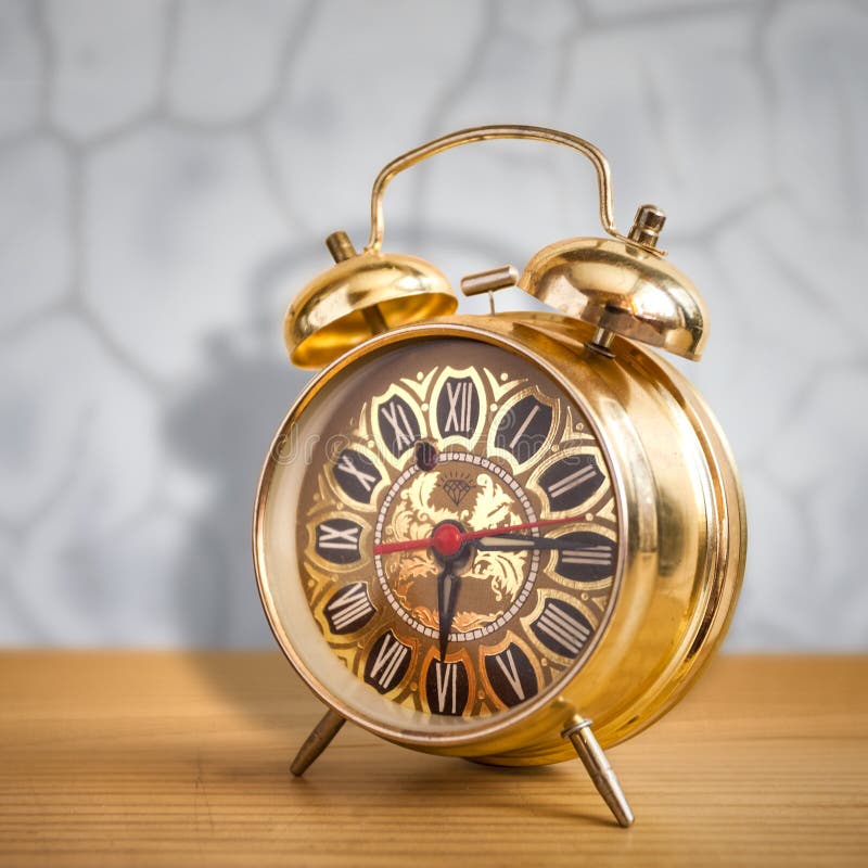Alter Mechanischer Wecker Des Uhrwerks Stockfoto - Bild von tasche ...