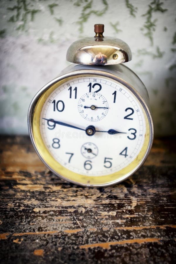 Alter Wecker stockbild. Bild von zahl, tapete, möbel - 35856559