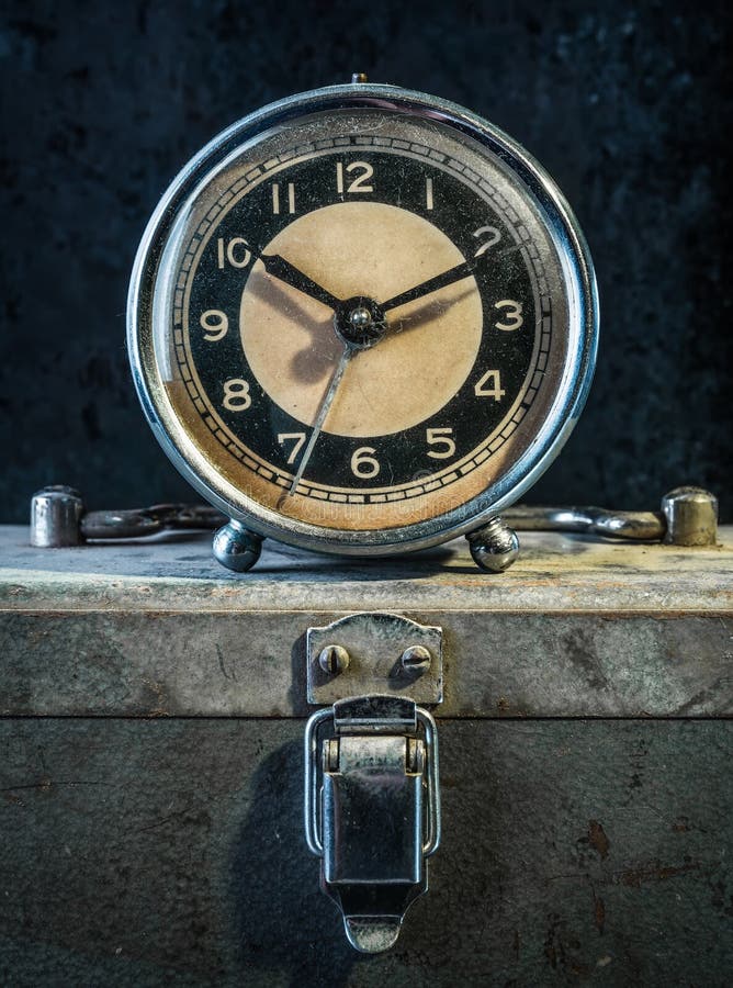 Alter Wecker Auf Einem Rostigen Eisenkasten Stockfoto - Bild von ...
