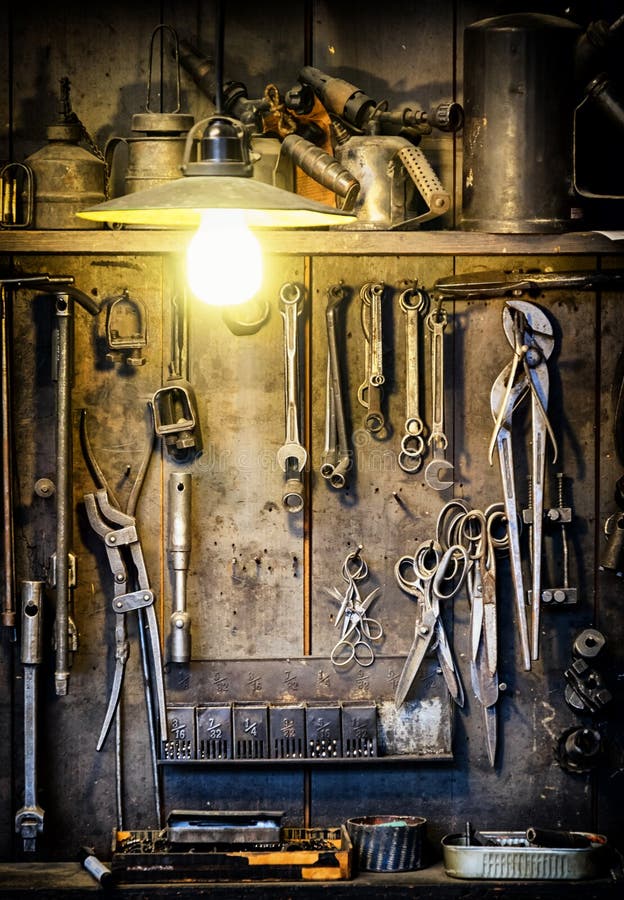 Alte Werkstatt stockbild. Bild von nostalgie, dunkel - 29135327
