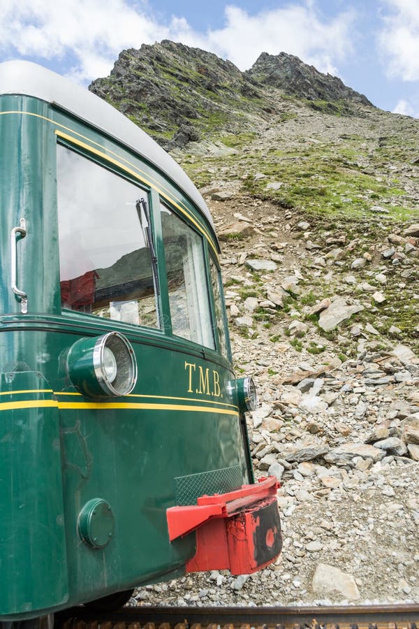 Alter Zug auf Berg redaktionelles bild. Bild von transport - 125041760