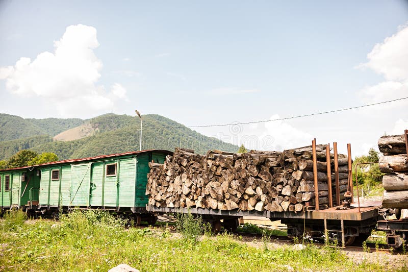 Alter Zug in den Bergen stockfoto. Bild von spur, grün - 63861150