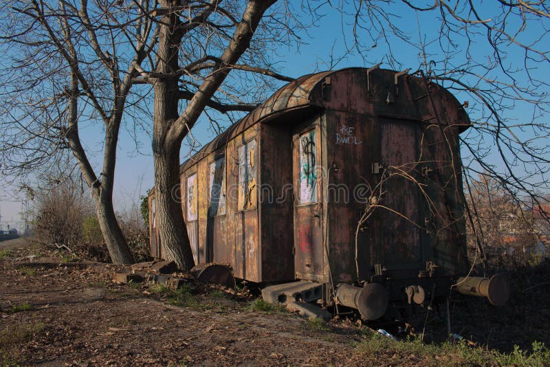 ALTER ZUG-LASTWAGEN/ZUG-WRACKE Stockbild - Bild von wrack, transport ...