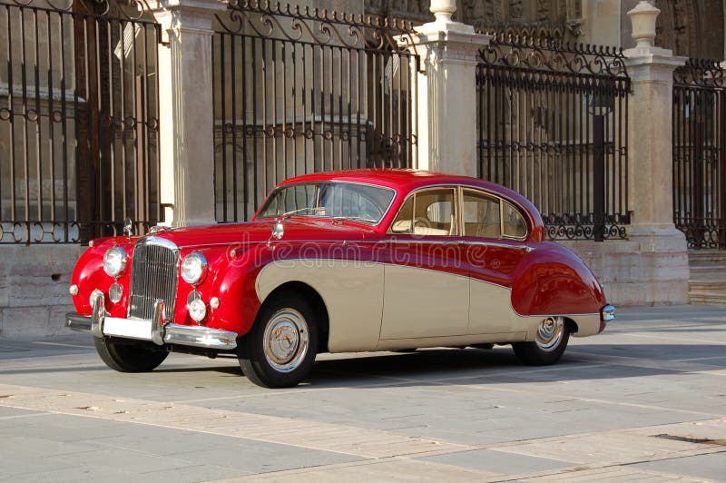 Altes Auto stockbild. Bild von saal, jaguar, automobil - 1897253