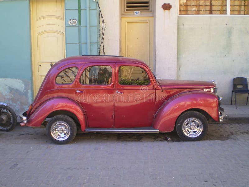 Altes rotes Auto stockbild. Bild von gras, recht, lack - 6971361