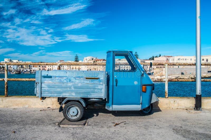 Altes Auto mit drei Rädern stockfoto. Bild von auto, anklagebank - 31544438