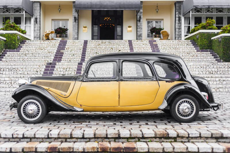 Altes Auto, Seitenansicht stockbild. Bild von frontseite - 33156569