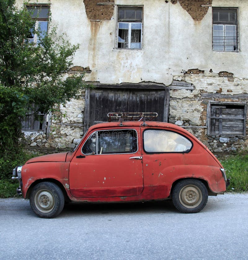 Altes Auto Vor Einem Alten Haus Stockfoto - Bild von autos, schlecht ...