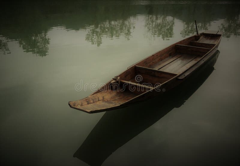 Altes Boot stockbild. Bild von schatten, wasser, boot - 122400929