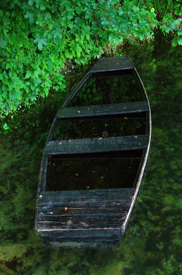 Altes Boot stockbild. Bild von boot, hölzern, grün, wasser - 194895