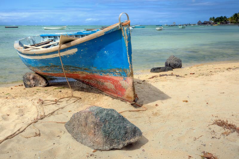 Altes Boot stockfoto. Bild von blau, meer, wasser, sand - 23209014