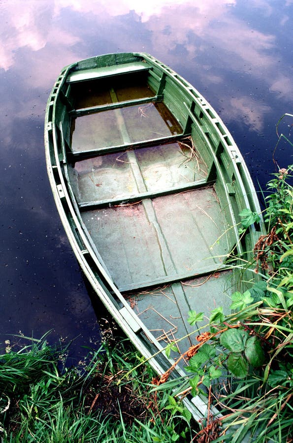 Metallboot auf See-Ufer stockfoto. Bild von unkräuter - 29214108