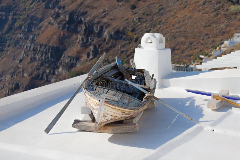 Altes Boot auf Dach stockbild. Bild von architektur, blau - 89597087