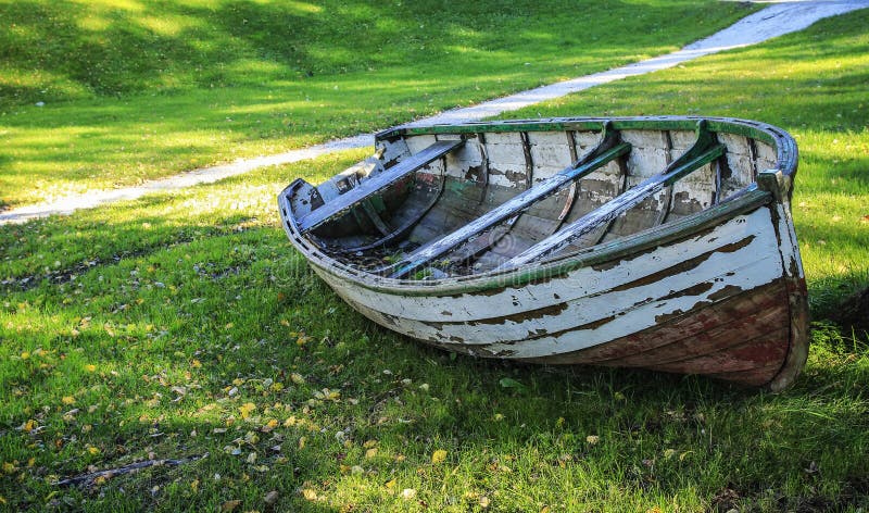 Altes Boot auf dem Gras stockfoto. Bild von fischen, haupt - 60454938
