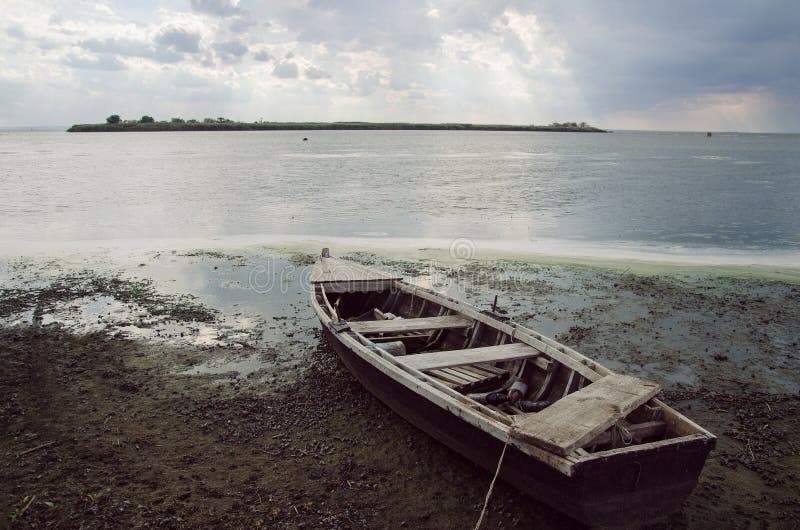 Altes Boot auf dem Strand stockbild. Bild von schaumgummi - 123673525