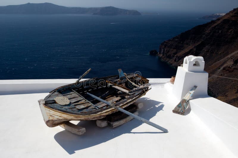 Altes Boot auf einem Dach stockbild. Bild von schauen - 11117941