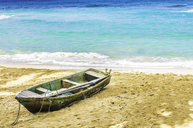 Altes Boot Auf Einem Strand Stockfoto - Bild von himmel, wasser: 48794192