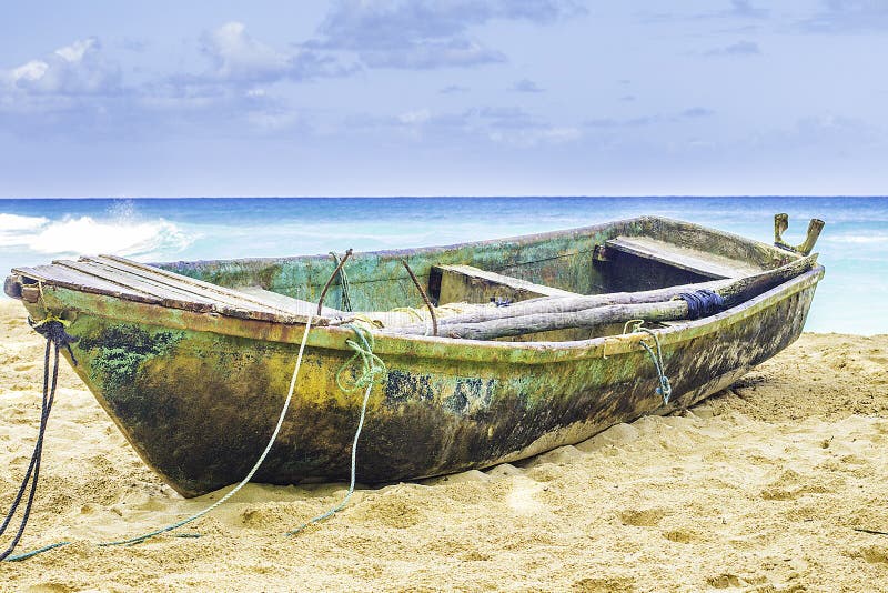 Altes Boot Auf Einem Strand Stockbild - Bild von fischen, tropisch ...