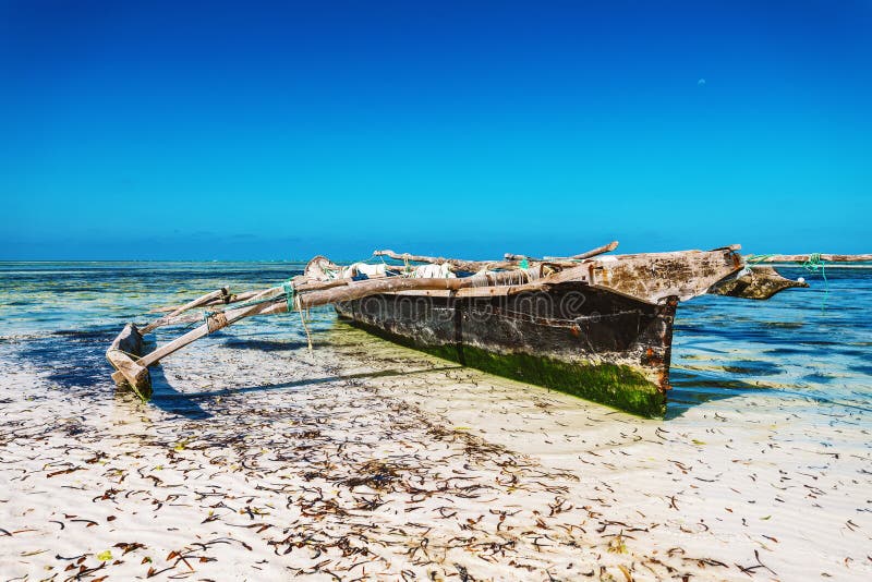 Altes Boot Auf Sansibar-Strand Stockbild - Bild von boot, tourismus ...