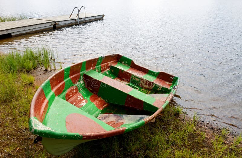 Altes Boot Auf Strand Im Regen Stockfoto - Bild von finnland, nord ...