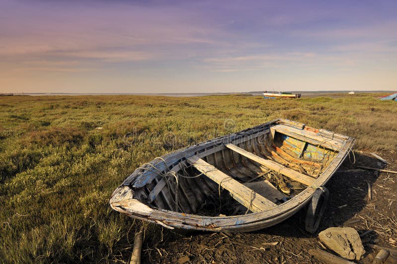 Altes Boot im Gras stockbild. Bild von fischer, beschaffenheit - 14653255