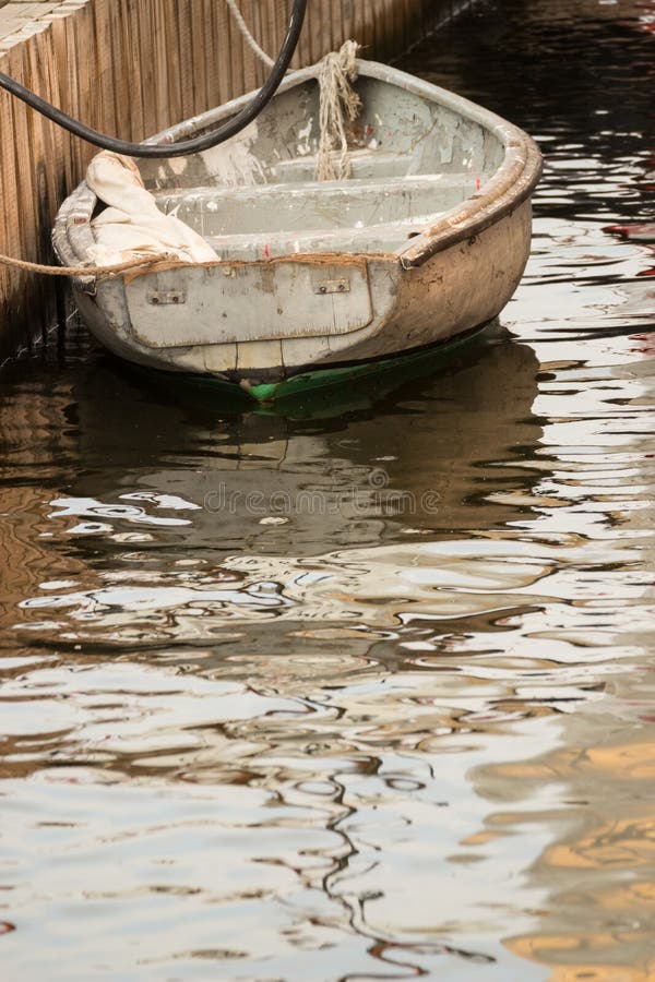 Kleines Boot Auf Meerwasser Stockfoto - Bild von segelsport, yacht ...