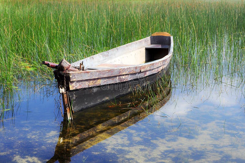 Altes Boot im Wasser stockfoto. Bild von schilf, fischen - 34886138