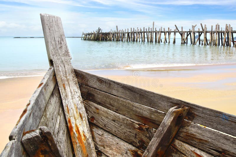 Altes Boot am Schwarzen Sand-Strand Stockfoto - Bild von riff, getto ...