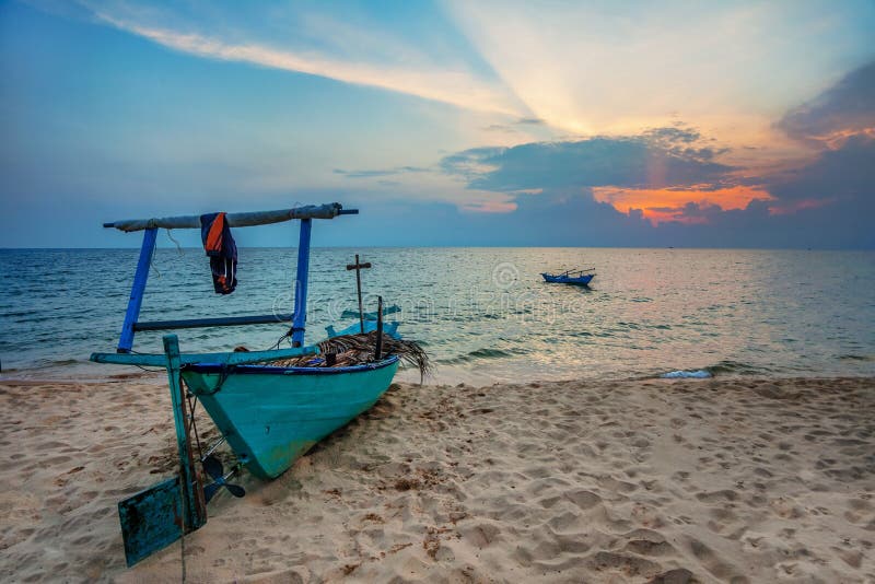 Boot Auf Dem Strand am Sonnenuntergang Stockbild - Bild von gold, bunt ...